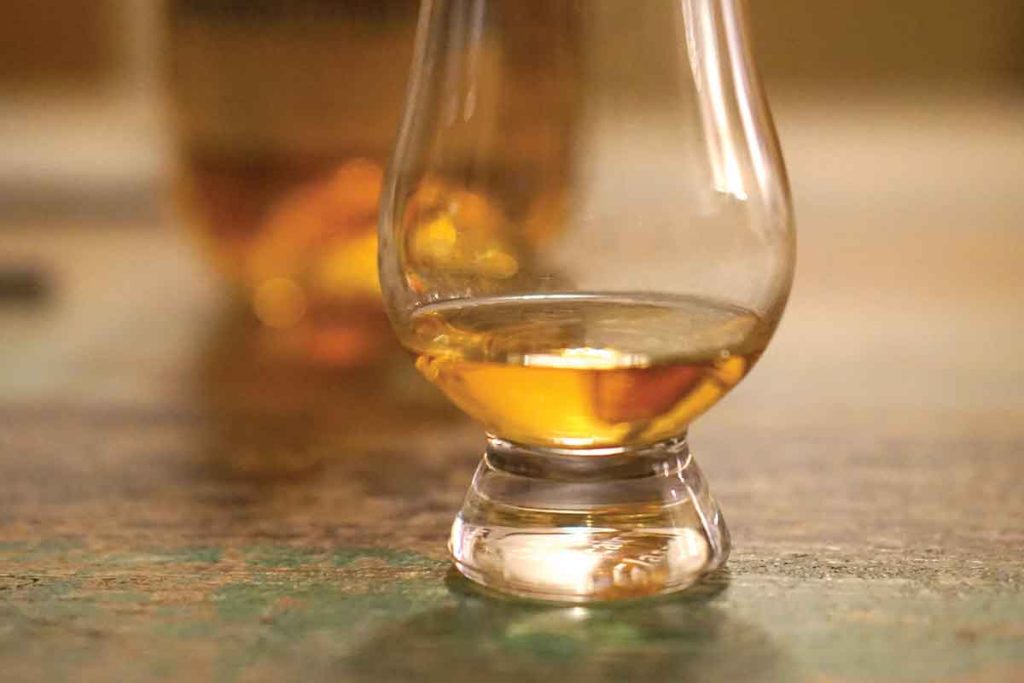 Distiller's Irish Whiskey Guide: Styles, Brands, Rules and Myths ...